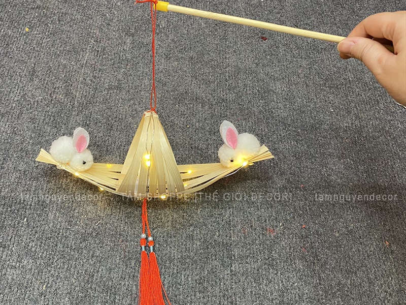Lồng đèn thuyền tre 2 thỏ chở trăng [Có đèn Led - Chữ tiếng Việt] LDEN ...