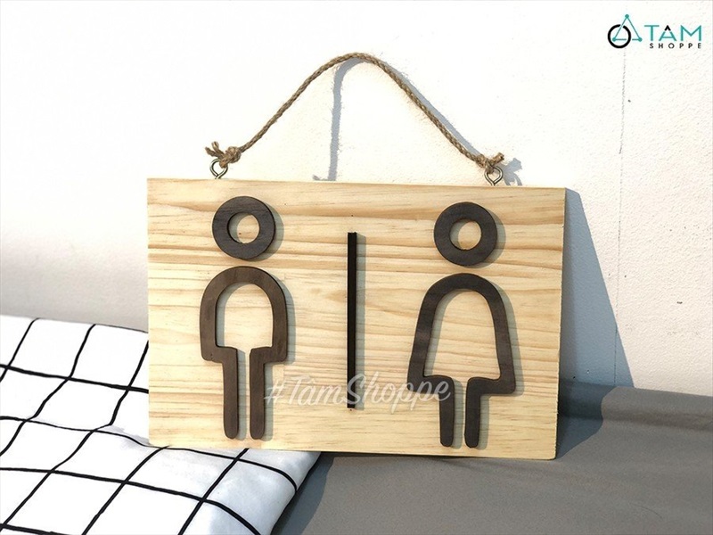 Bảng WC treo cửa icon nam nữ nâu đen nền gỗ tự nhiên BTC-WC-03